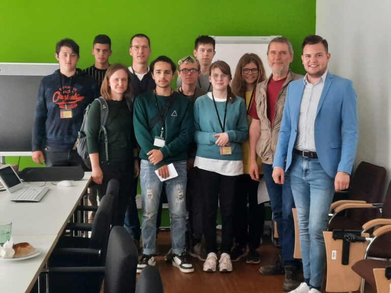 Schüler*innen der Paul-Moor-Schule zu Besuch im Hessischen Landtag ...